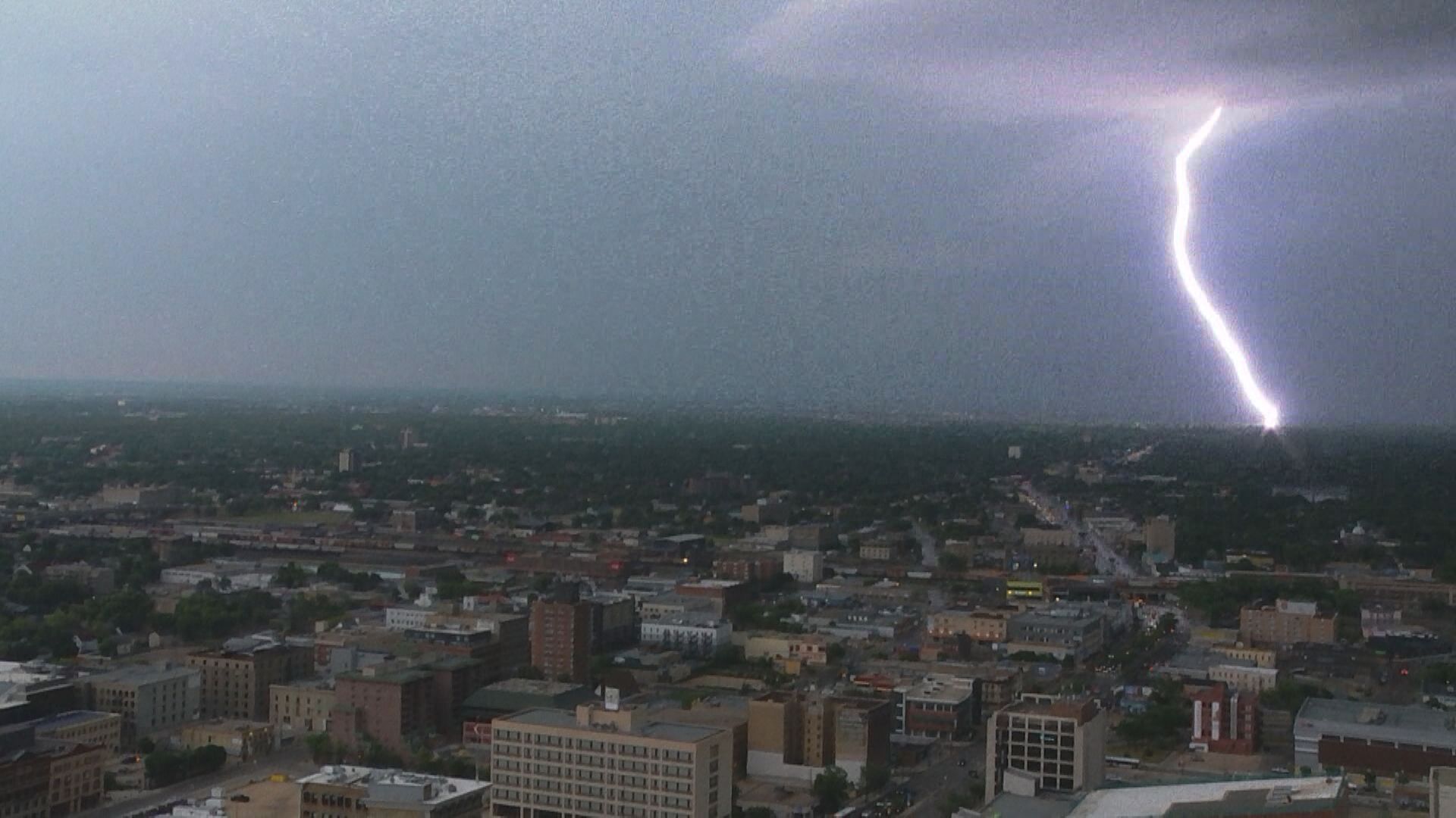 Lightning strikes cause pair of house fires in Winnipeg | Globalnews.ca