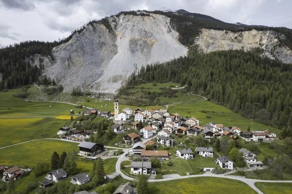 Astonishing photos show huge rockslide that missed Swiss village ‘by a ...