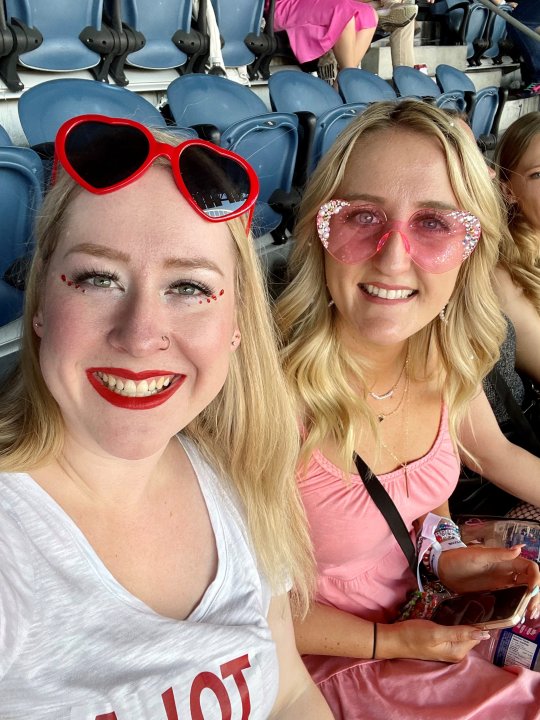 Albertans get swept up in “Swiftie mania” battling other Canadians for tickets | Globalnews.ca