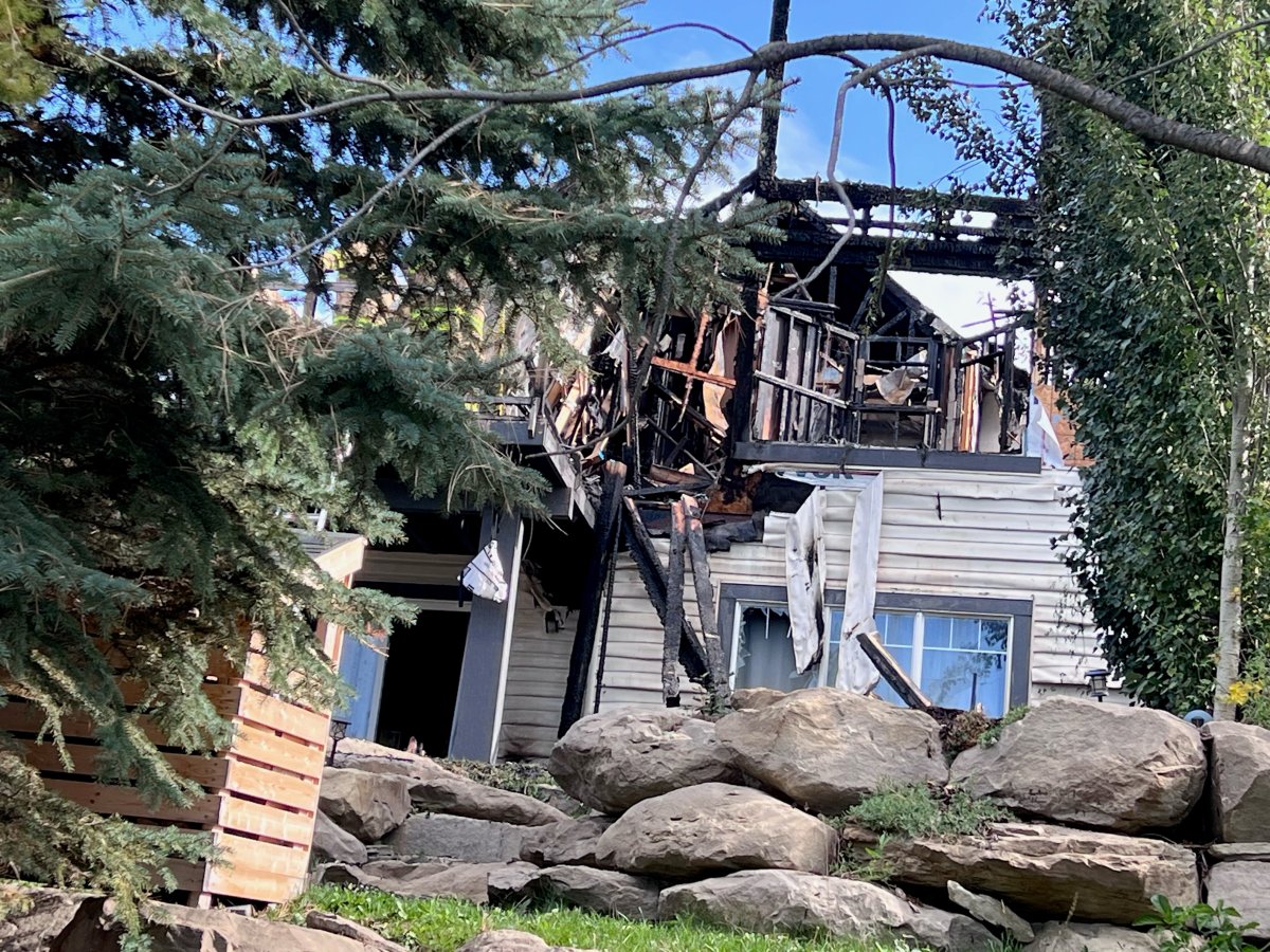 2-alarm house fire in northwest Calgary - Calgary | Globalnews.ca