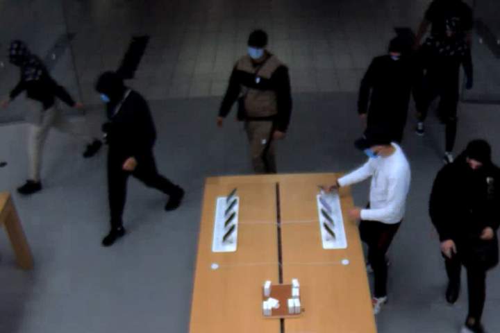 Police seek 8-man crew allegedly involved in cell phone store heist in ...