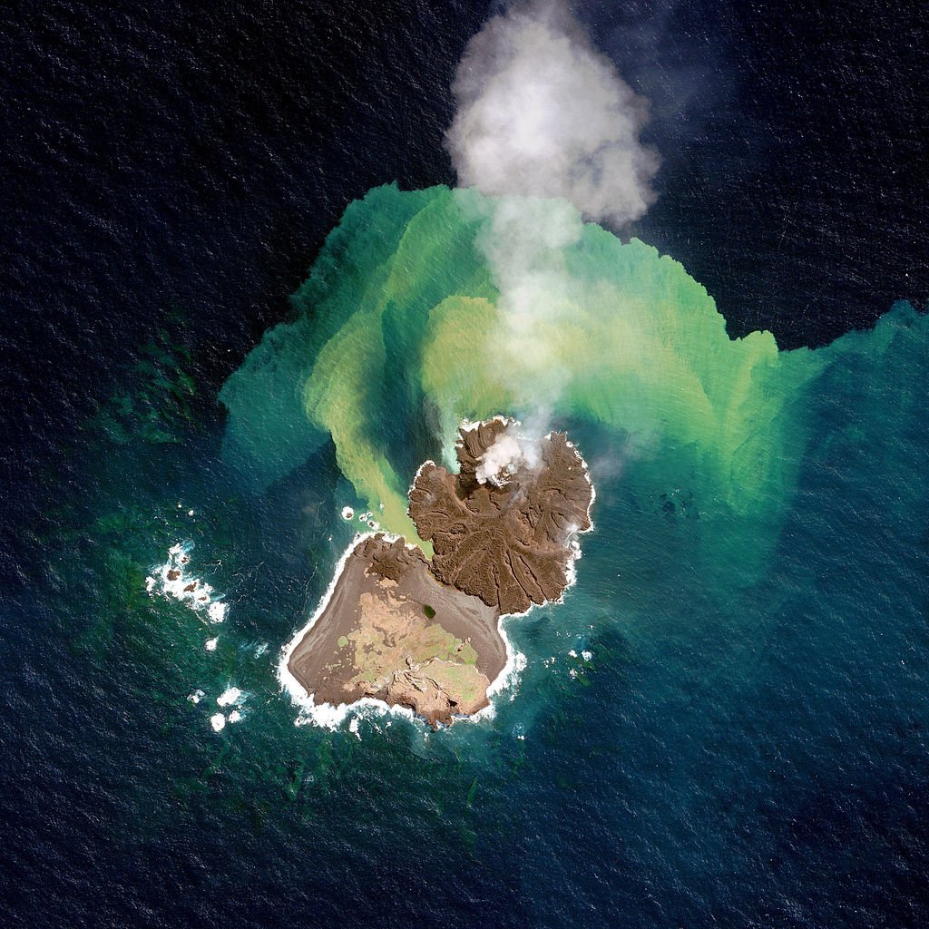 Powerful underwater volcano forms new island off the coast of Japan ...