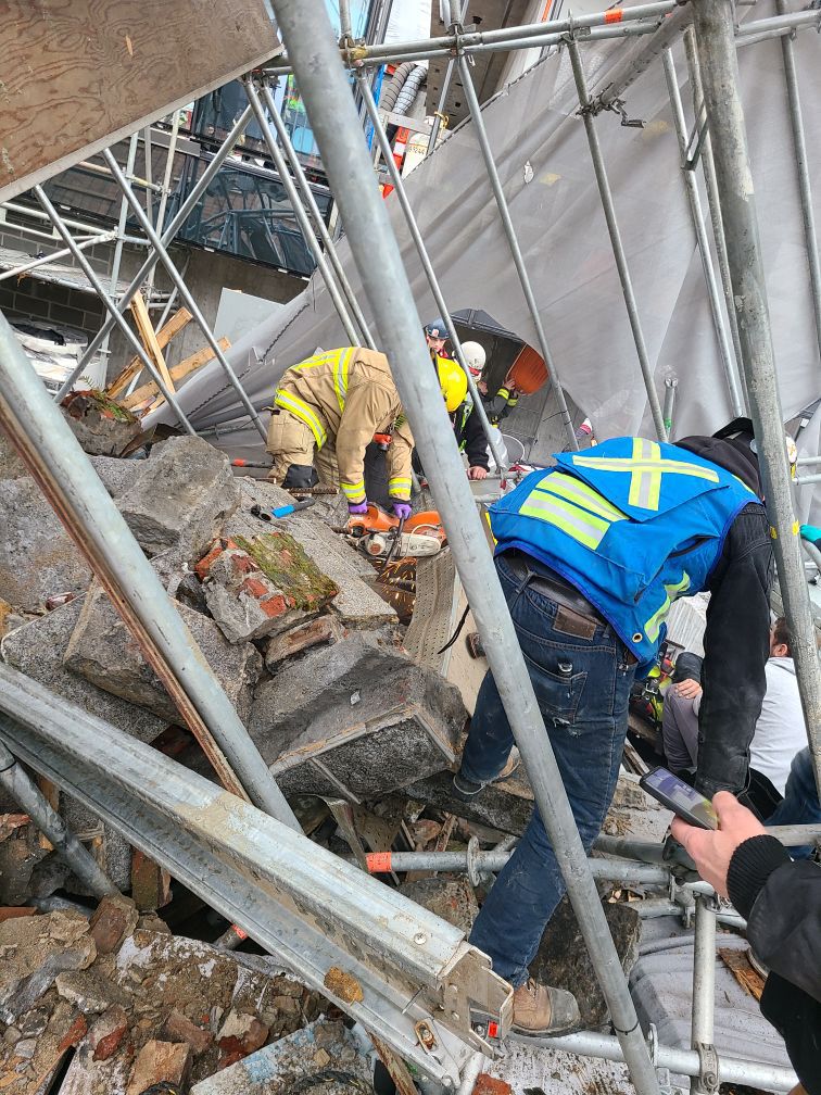 3 workers rescued after collapse at work site in downtown Vancouver ...