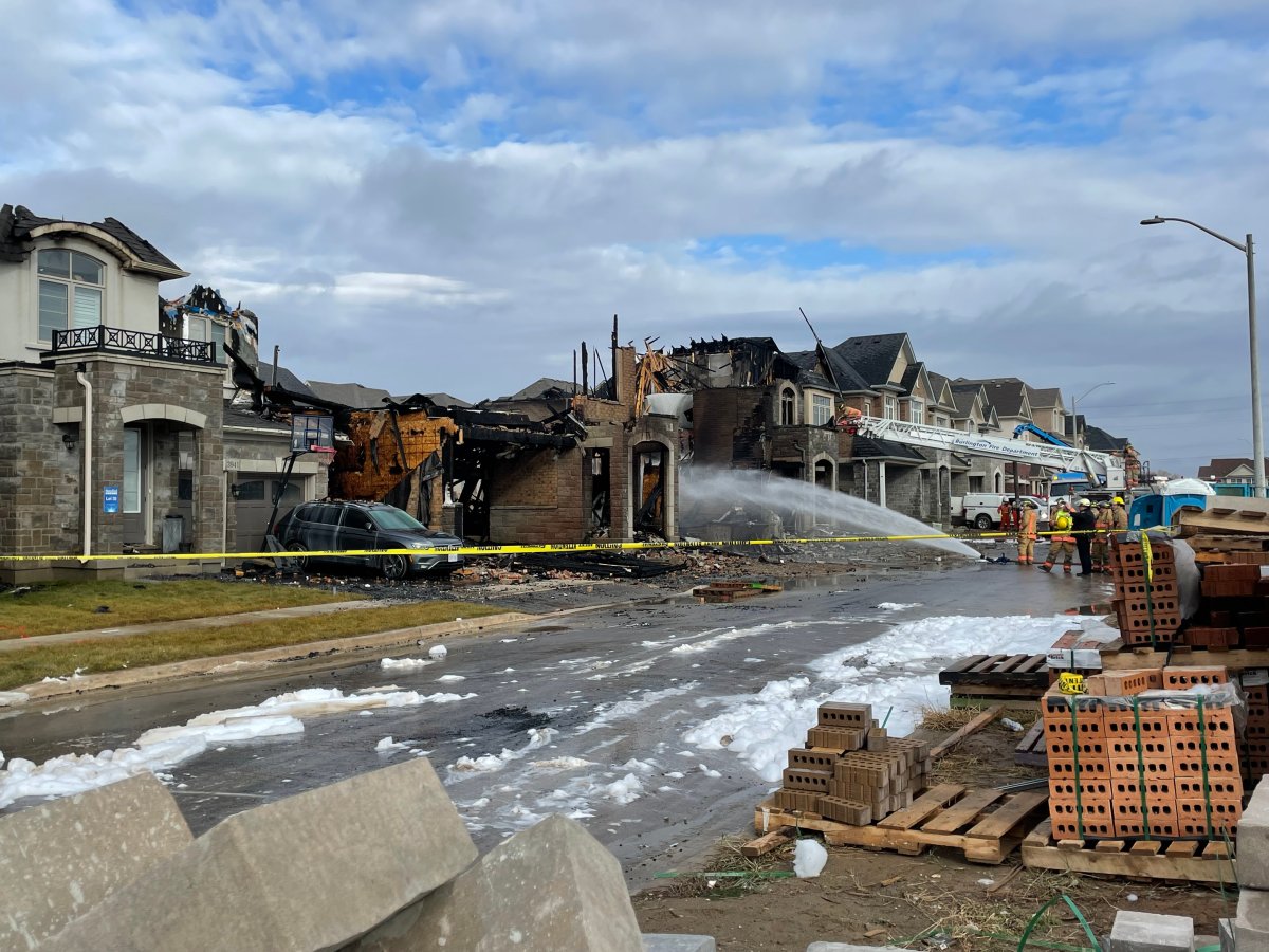 Fire breaks out at homes under construction in Burlington | Globalnews.ca