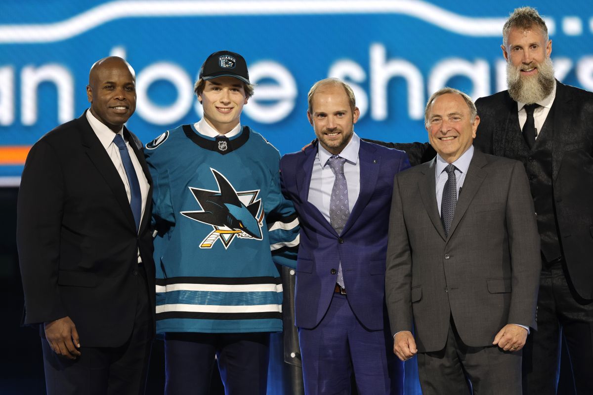 Macklin Celebrini debuts at Sharks development camp, big NHL decision ‘coming up’ | Globalnews.ca