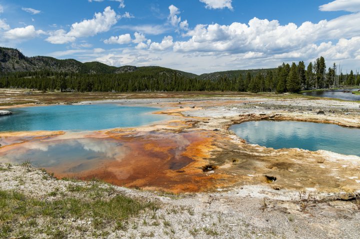 Yellowstone hydrothermal explosion sends tourists running from smoke ...