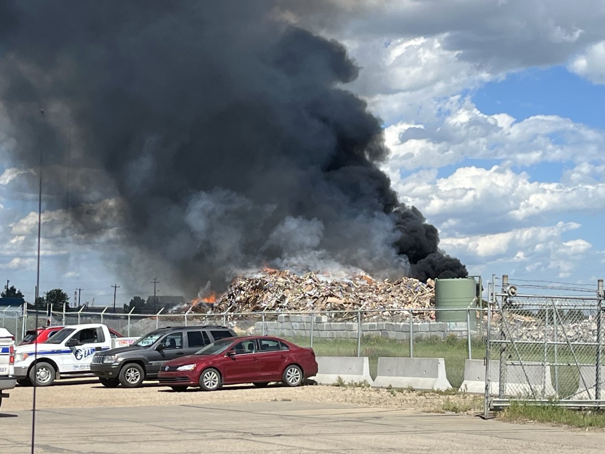 Fire burns at east Edmonton recycling centre - Edmonton | Globalnews.ca