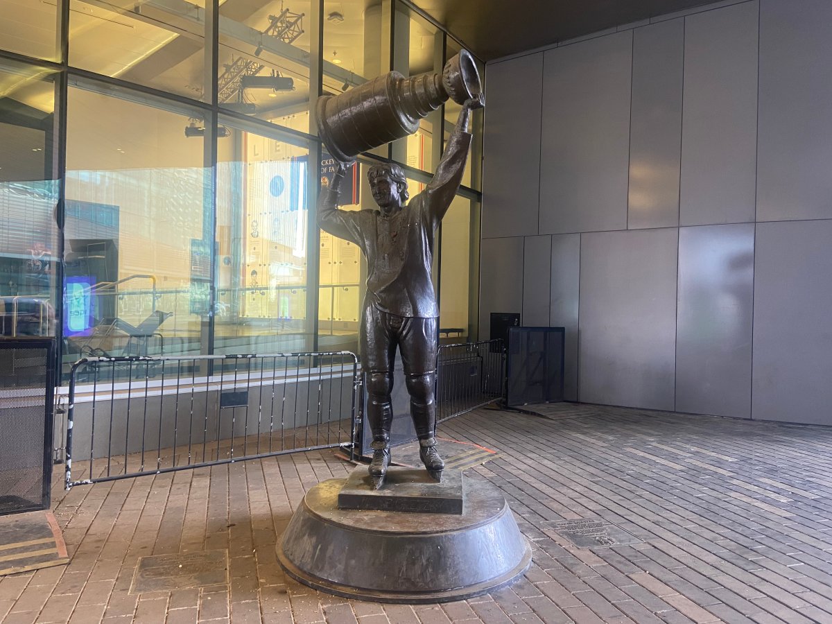 Edmonton statue of Oilers great Wayne Gretzky smeared with poop ...