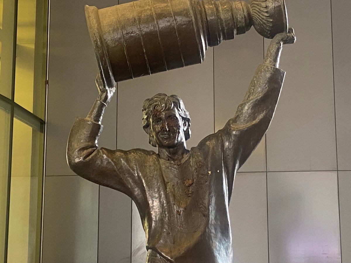 Edmonton statue of Oilers great Wayne Gretzky smeared with poop ...