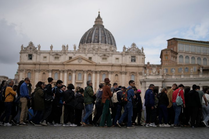 Pope Francis’s public viewing turnout keeps St. Peter’s open all night ...