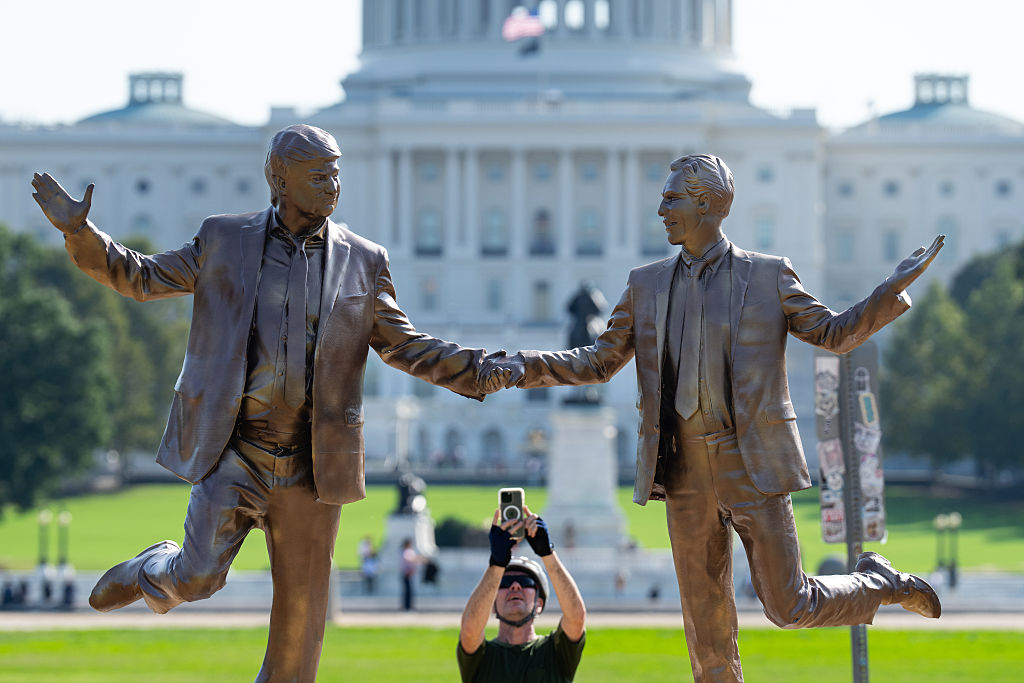 Statue of Trump and Epstein holding hands reappears on D.C. National Mall - National | Globalnews.ca