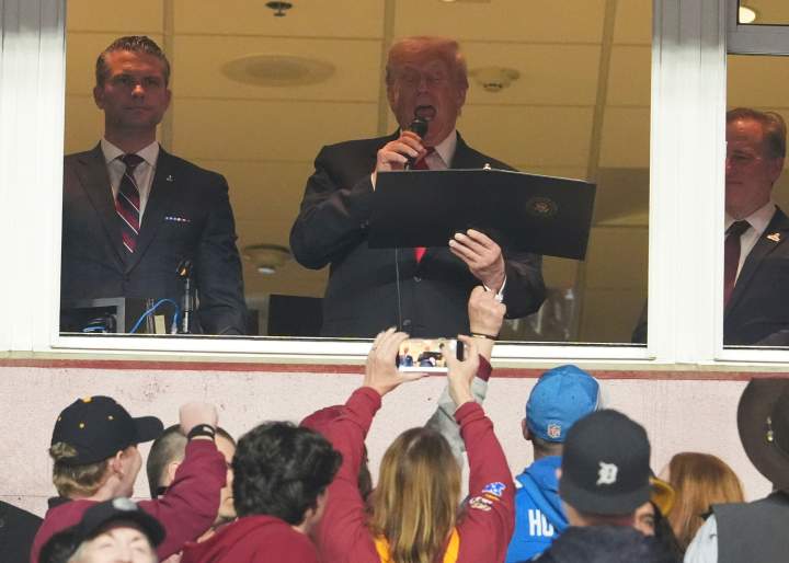 Trump gets boos, cheers as 1st president at NFL regular season game in ...