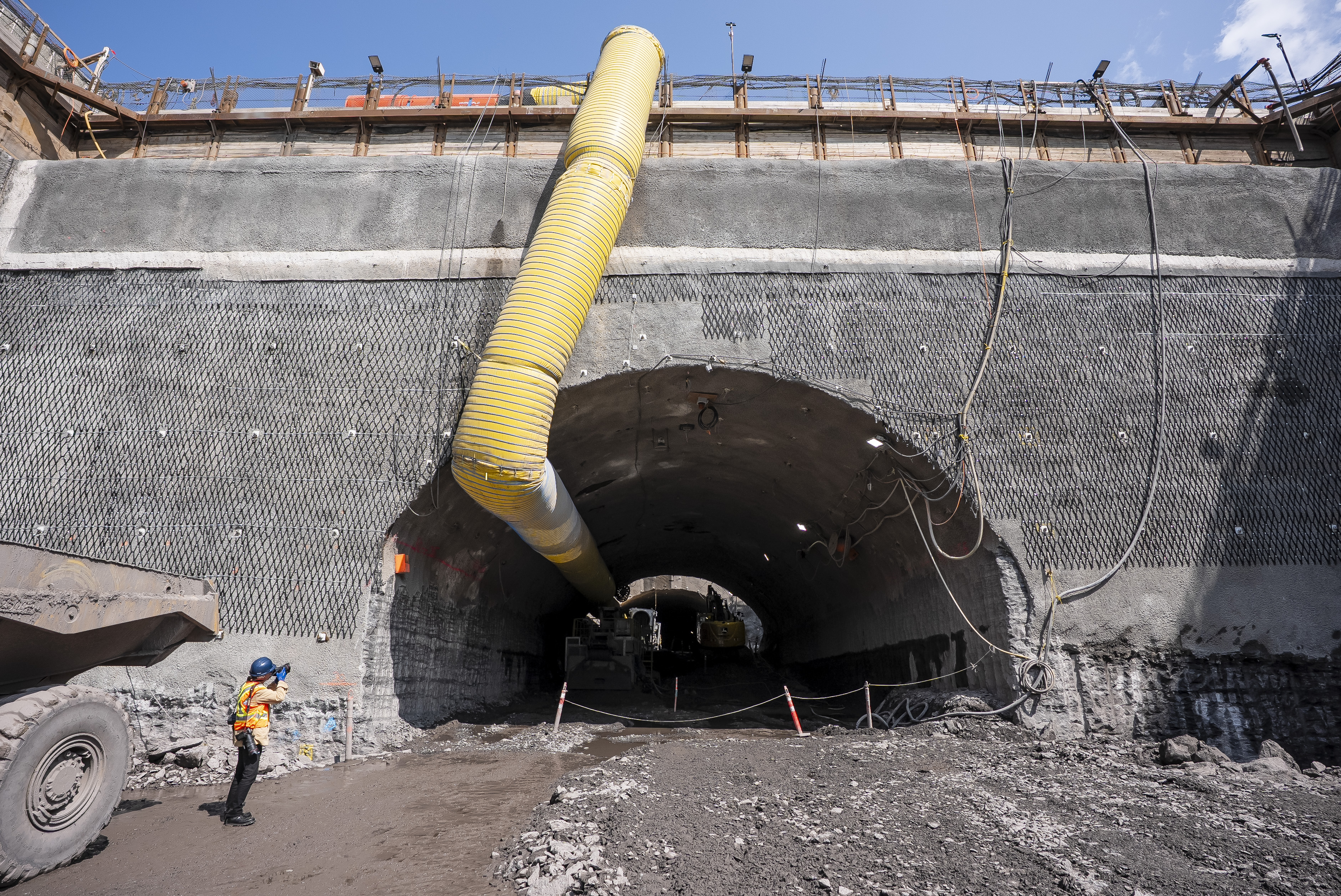 Massive tunnel-boring machine begins drilling Montreal’s blue line ...